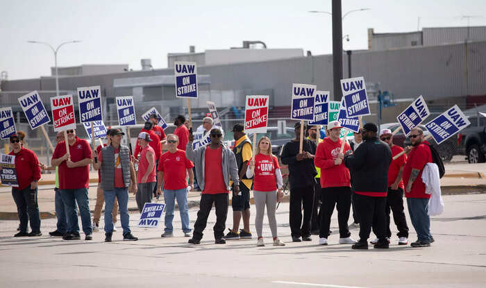 Ford and GM could be losing $100 million every week with union workers ...