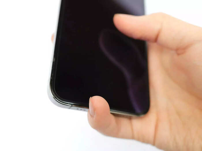 Gen Z folk are showing off their deformed ‘smartphone pinkies’ — and ...