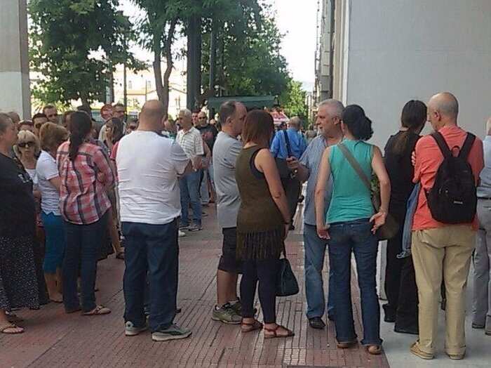12 photos of shockingly long ATM lines in Greece | Business Insider India