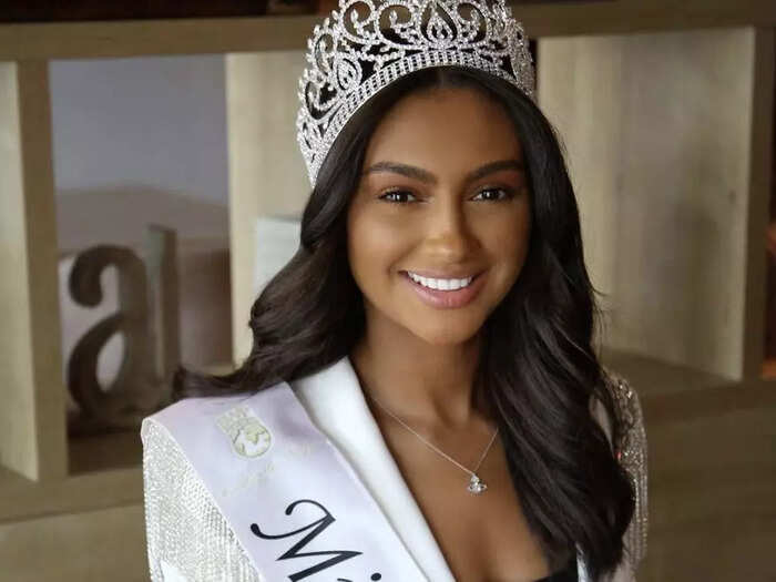 Miss Wales hospitalized with serious injuries following a car crash ...